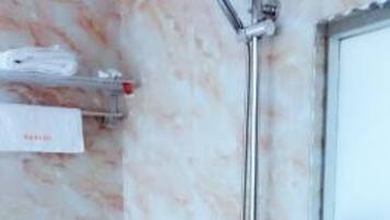 Um polibã, um secador de cabelo, chinelos, toalhas fornecidas