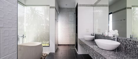 Vila luxo | Banheiro | Banheira e chuveiro separados, banheira de imersão