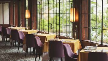 Pequenos-almoços, almoços, jantares servidos, cozinha francesa