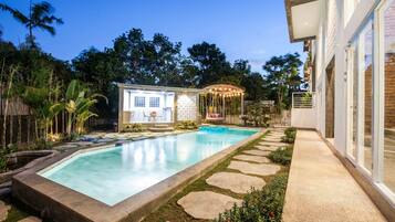 Piscina externa, espreguiçadeiras