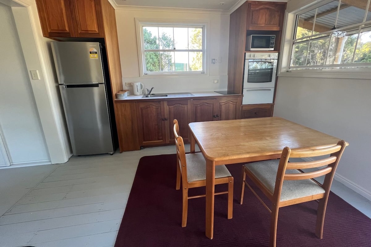 Apartamento Básico, 1 quarto (The Blackwood) | Cozinha privada | Um frigorífico, um micro-ondas, uma chaleira elétrica, uma torradeira