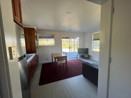 Apartamento básico, 1 quarto (The Blackwood) | Área de estar | TV de tela plana