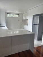 Casa, 4 quartos, vista para a baía (Harbour views) | Cozinha privada | Geladeira, micro-ondas, chaleira elétrica, torradeira