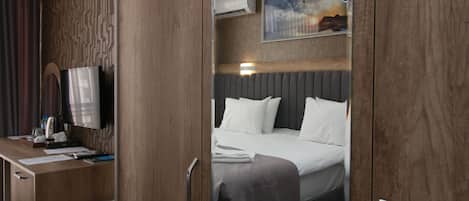 Quarto Individual Superior, 1 cama king-size, Vista para a cidade | Minibar, cofre no quarto