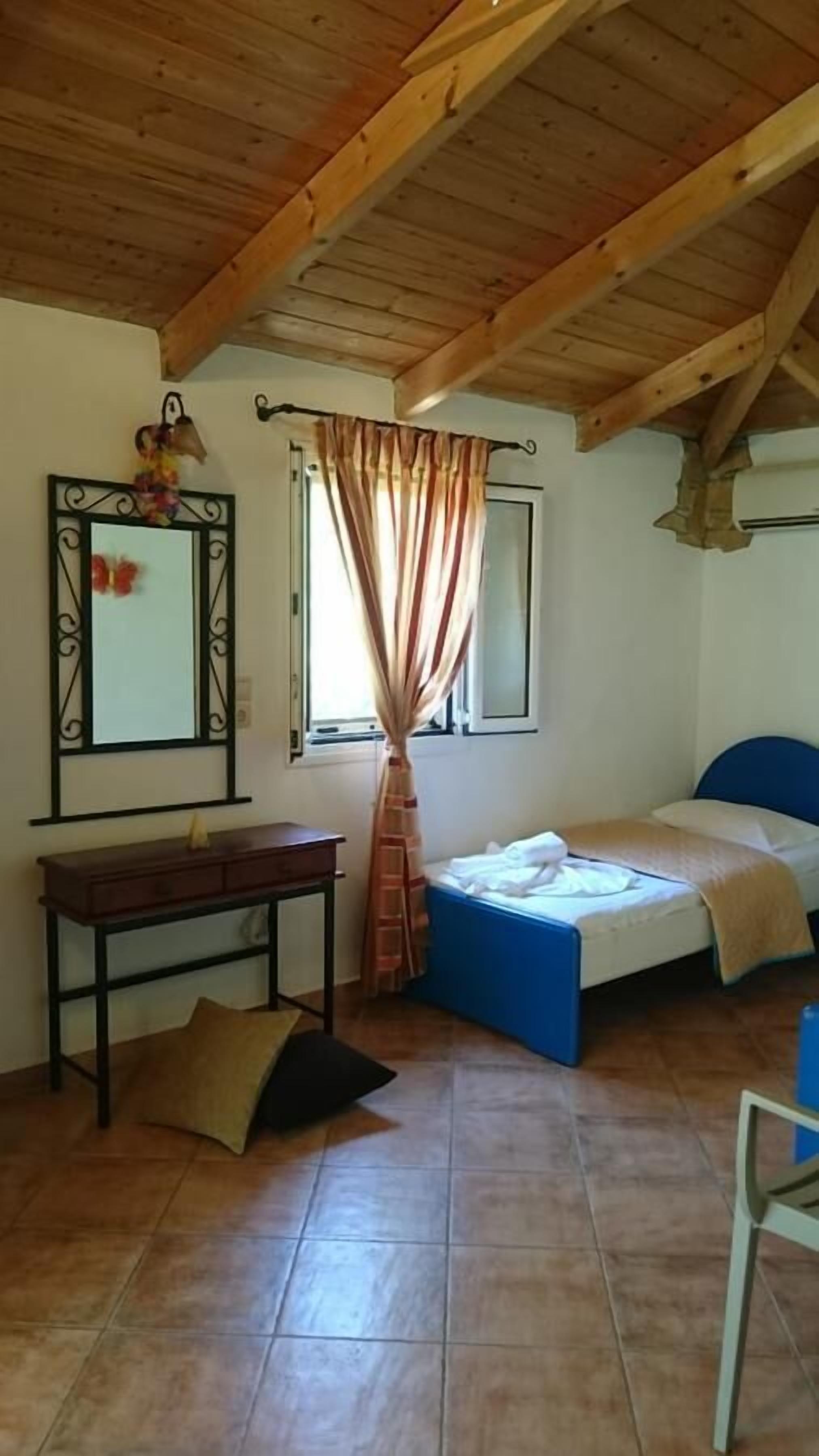 Cofres nos quartos, Wi-Fi de cortesia, roupa de cama