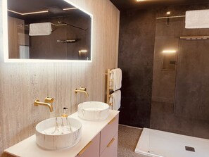 Apartamento exclusivo | Banheiro | Banheira e chuveiro separados, banheira de imersão