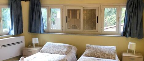 Escrivaninha, espaço de trabalho para notebook