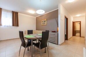 Apartamento, várias camas | Cozinha privada | Uma placa de cozinha, utensílios de cozinha 