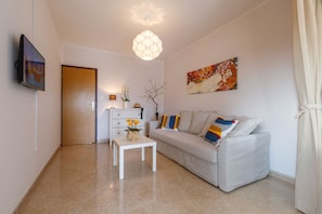Apartamento, 1 cama de casal e sofá-cama | Sala | Televisor 