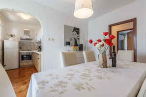 Apartamento, várias camas | Cozinha privada | Uma placa de cozinha, utensílios de cozinha 