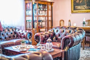 Apartamento, várias camas | Sala de estar | TV