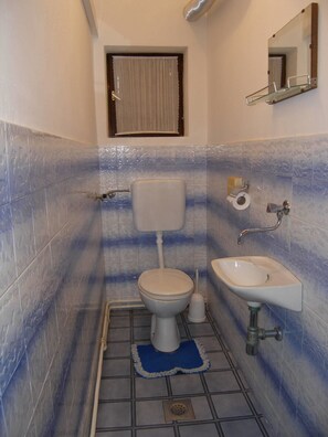 Apartamento, várias camas | Casa de banho