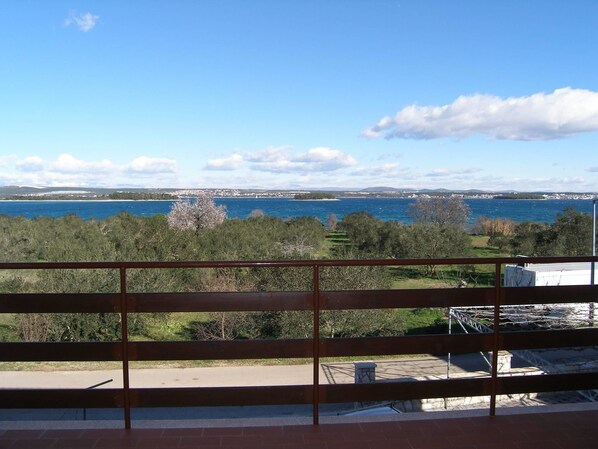 Apartamento, várias camas | Varanda