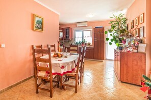 Apartamento, várias camas | Cozinha privada | Um forno, uma placa de cozinha, uma máquina de lavar louça 