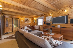 Casa, várias camas | Sala | Televisor 