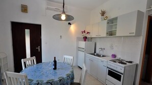 Apartamento, várias camas | Cozinha privada
