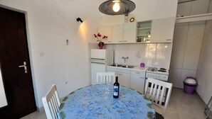 Apartamento, várias camas | Cozinha privada