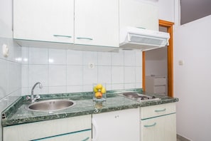 Apartamento, 2 camas de casal | Cozinha privada | Um micro-ondas, uma placa de cozinha, utensílios de cozinha