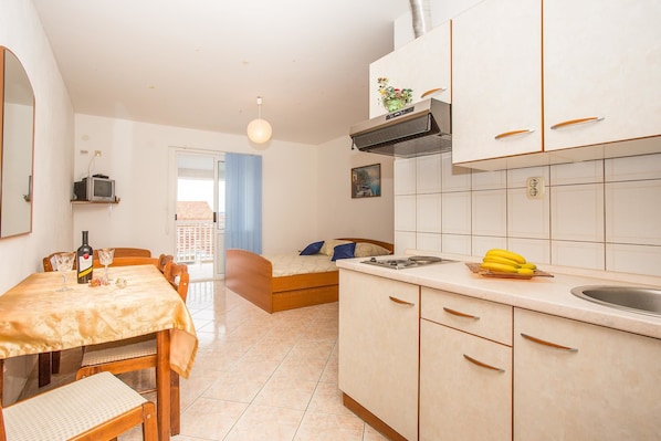 Apartamento, várias camas | Cozinha privada | Um micro-ondas, uma placa de cozinha, utensílios de cozinha
