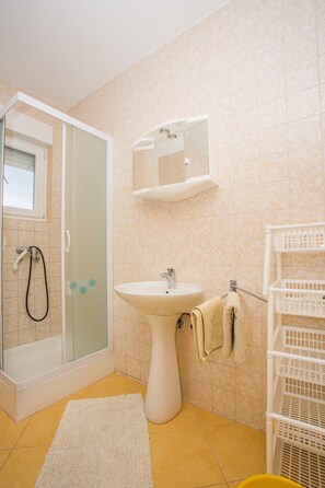 Apartamento, várias camas | Casa de banho | Um polibã, toalhas fornecidas