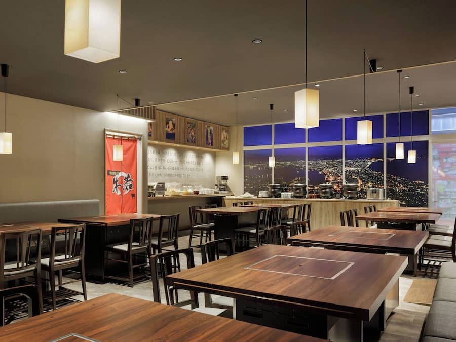 Pequenos-almoços e jantares servidos, incluindo cozinha local