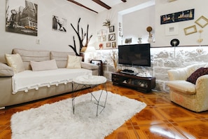 Apartamento, 1 cama de casal e sofá-cama | Sala | Televisor 