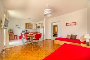 Apartamento, várias camas | Sala | Televisor 