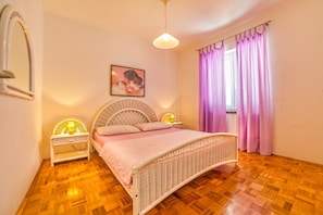Apartamento, várias camas | Cozinha privada | Um micro-ondas, um forno, uma placa de cozinha, uma cafeteira/bule 