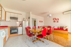 Apartamento, várias camas | Cozinha privada | Um micro-ondas, um forno, uma placa de cozinha, uma cafeteira/bule 