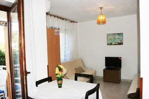 Apartamento, 1 cama de casal | Sala de estar | TV