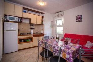 Apartamento, várias camas | Cozinha privada | Um frigorífico, um micro-ondas, uma placa de cozinha 