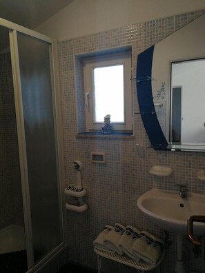 Apartamento, várias camas | Banheiro | Chuveiro 