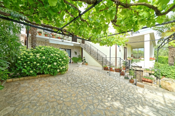 Apartamento, várias camas | Jardim