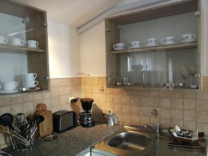 Apartamento, várias camas | Cozinha privada | Um forno, uma placa de cozinha, utensílios de cozinha