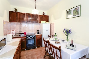 Apartamento, 1 cama de casal e sofá-cama | Cozinha privada | Um forno, uma placa de cozinha, utensílios de cozinha