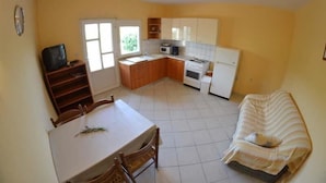 Apartamento, várias camas | Sala