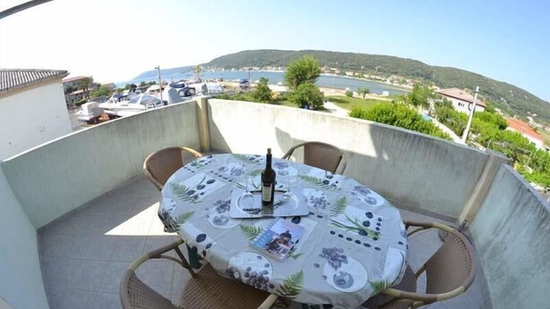 Apartamento, várias camas | Varanda