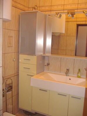 Apartamento, várias camas | Banheiro | Chuveiro 