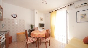 Apartamento, 1 cama de casal e sofá-cama | Cozinha privada | Um frigorífico, um micro-ondas, uma placa de cozinha 