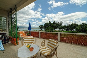 Apartamento, várias camas | Sacada
