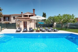Casa, várias camas | Piscina exterior