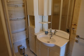 Apartamento, 2 camas de casal | Casa de banho | Um polibã 