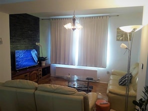 Apartamento, 2 camas de casal | Sala | Televisor 