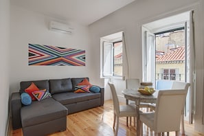 Apartamento, 1 quarto (7) | Sala de estar | TV de ecrã plano 