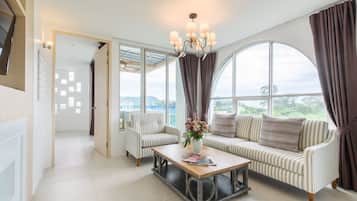 2 Bedroom Suite Jacuzzi Seaview | 2 quartos, cofres nos quartos, escrivaninha, cortinas blackout