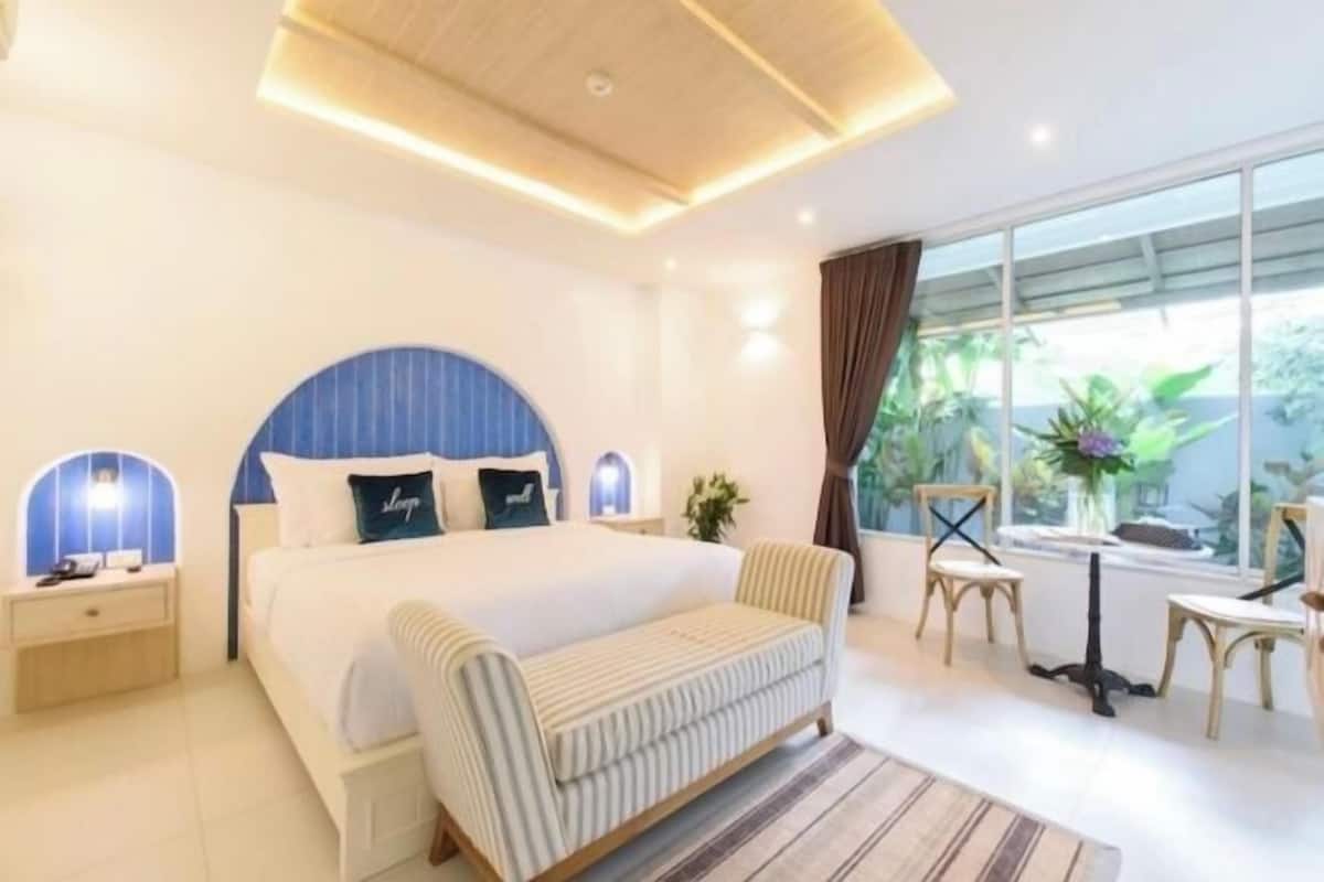 Cofres nos quartos, escrivaninha, cortinas blackout, Wi-Fi de cortesia