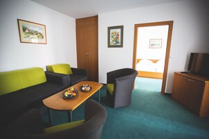 Suíte, 1 quarto | Roupas de cama premium, frigobar, cofres nos quartos, escrivaninha