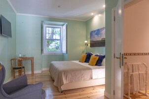 Quarto Duplo ou Twin Superior | Com decoração personalizada, com mobília individualizada, secretária