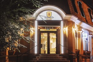 Fachada do alojamento (tarde/noite)