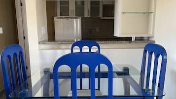 Apartamento Standard | Sala | Televisor LED de 32 polegadas com canais digitais, televisor